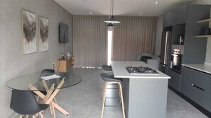 Quarto Deluxe, junto ao jardim | Cozinha privada