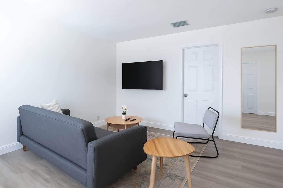 Modern 2br Stay W/desk, Patio, Bbq + Free Parking - Tamarac, FL