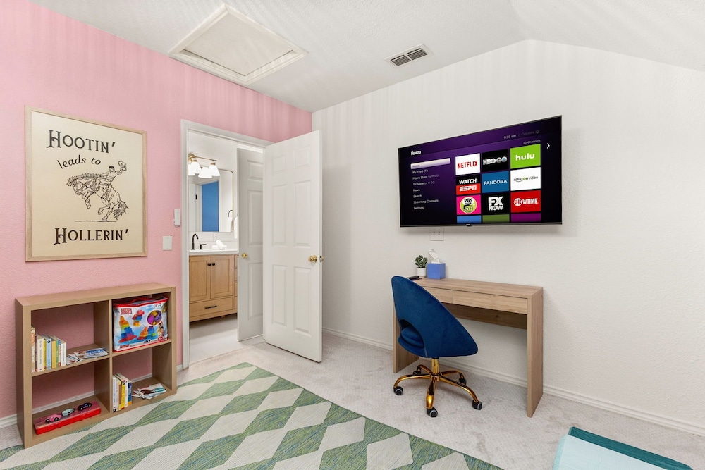 Family & Group Oasis • 6BR Modern Farmhouse • Pool • Hot Tub • Playset ...