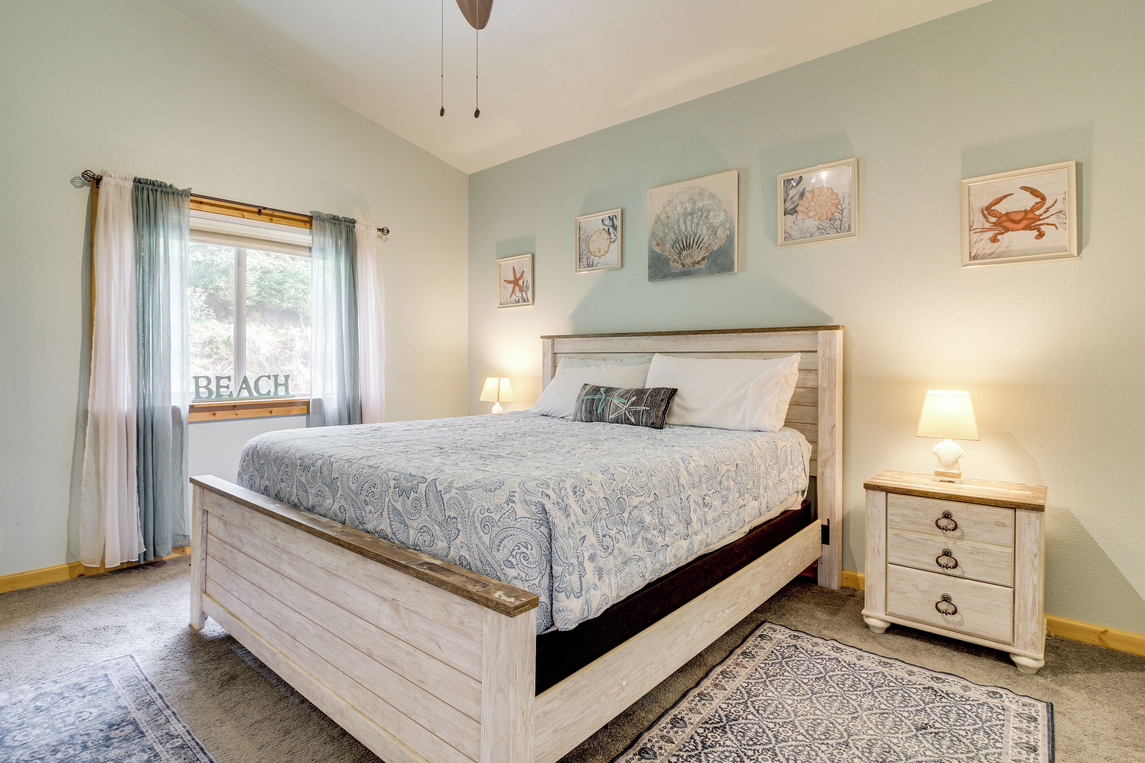 Stroll To Shore: Retreat W/ Balcony In Gold Beach - Gold Beach, OR