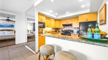 Apartamento em Condomínio Fechado (2 Bedrooms) | Cozinha privada | Um micro-ondas, um forno, uma máquina de lavar louça