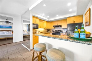 Apartamento em Condomínio Fechado (2 Bedrooms) | Cozinha privada | Um micro-ondas, um forno, uma máquina de lavar louça 