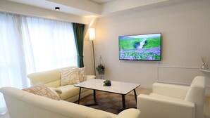 Suíte estúdio, sacada, vista para a cidade | Área de estar