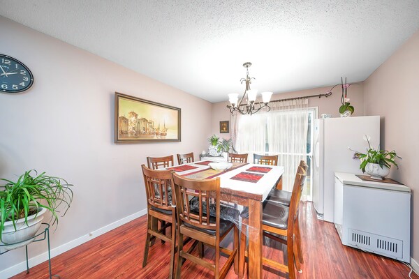 Cozy 3br Villa Garden View Beach - Surrey, BC