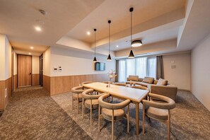 Suite Deluxe, varanda, Vista para a cidade | Sala de estar | Televisor de ecrã plano de 40 polegadas com canais digitais 