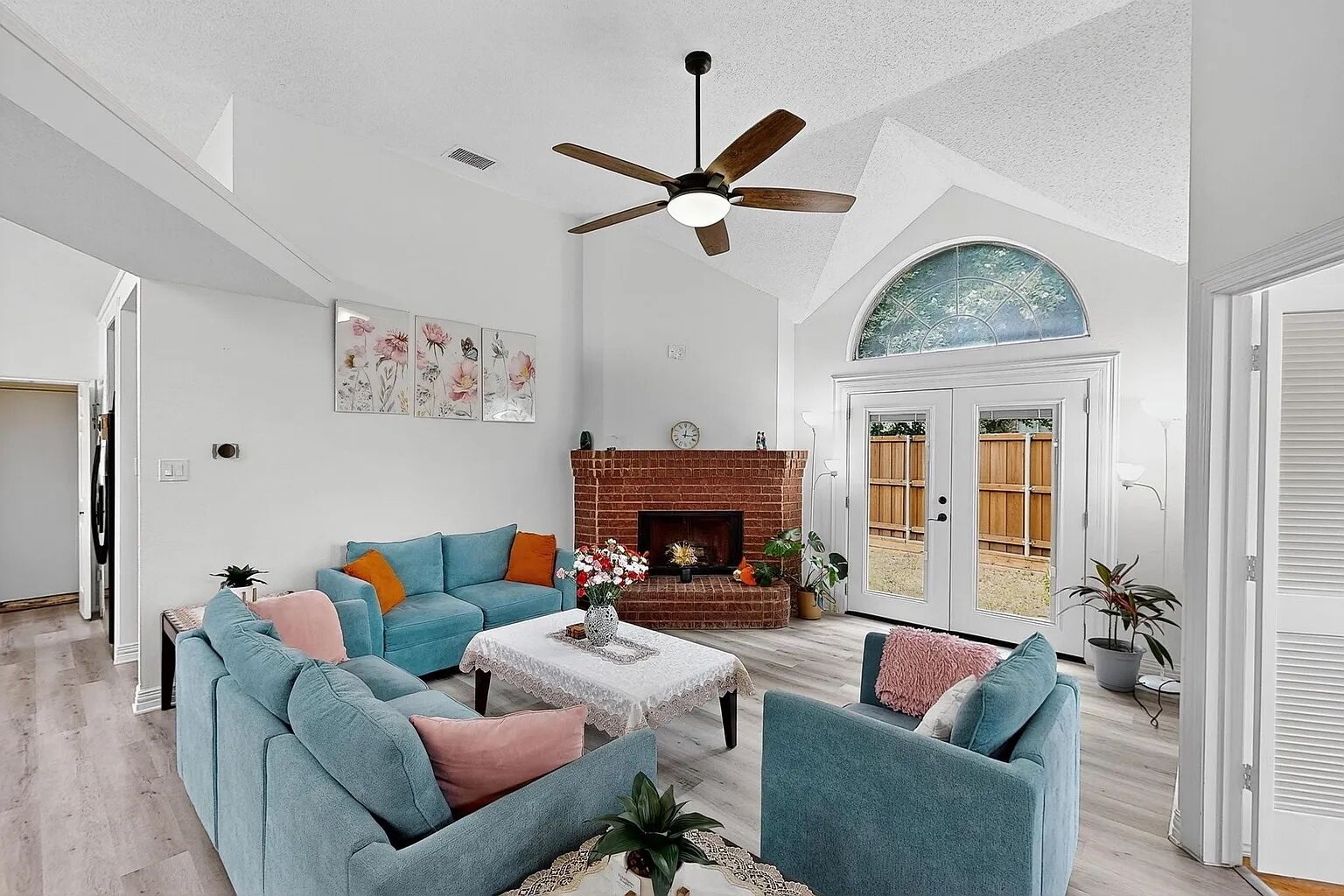 Rowlett Haven: Sunny Getaway W/ Pool & Bubbly Tub - Rowlett, TX