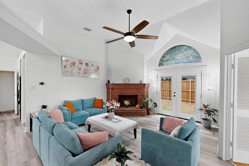 Rowlett Haven: Sunny Getaway W/ Pool & Bubbly Tub - Rowlett, TX