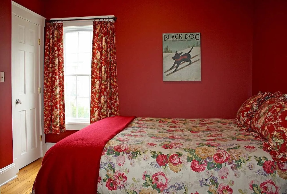 AVAIL 12/22-01/04 Farmhouse in Ludlow Village HIGH ST: Fireplace, Hot ...