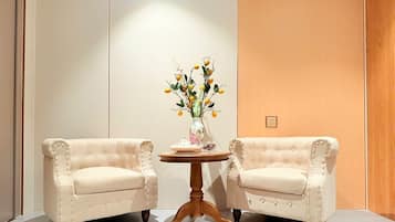 Quarto Deluxe, 1 cama king-size | Minibar grátis, secretária, Wi-fi grátis, roupa de cama fornecida