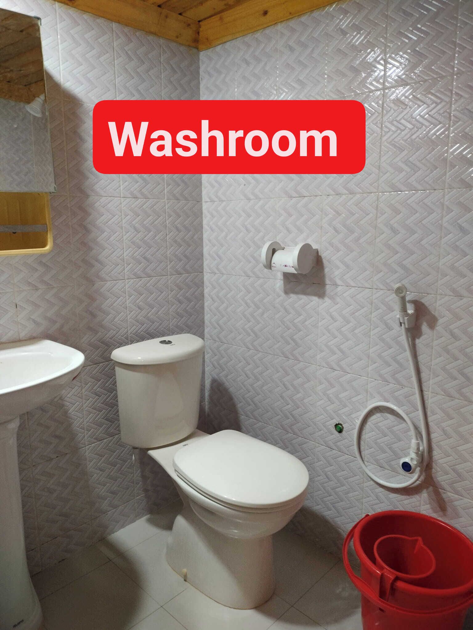 Quarto Duplo Deluxe | Casa de banho | Uma banheira, artigos de higiene pessoal grátis, toalhas fornecidas 