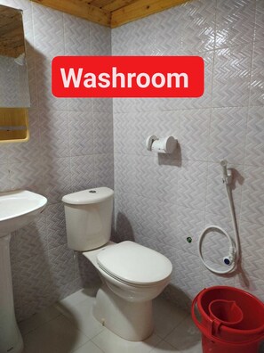 Quarto Duplo Deluxe | Casa de banho | Uma banheira, artigos de higiene pessoal grátis, toalhas fornecidas 