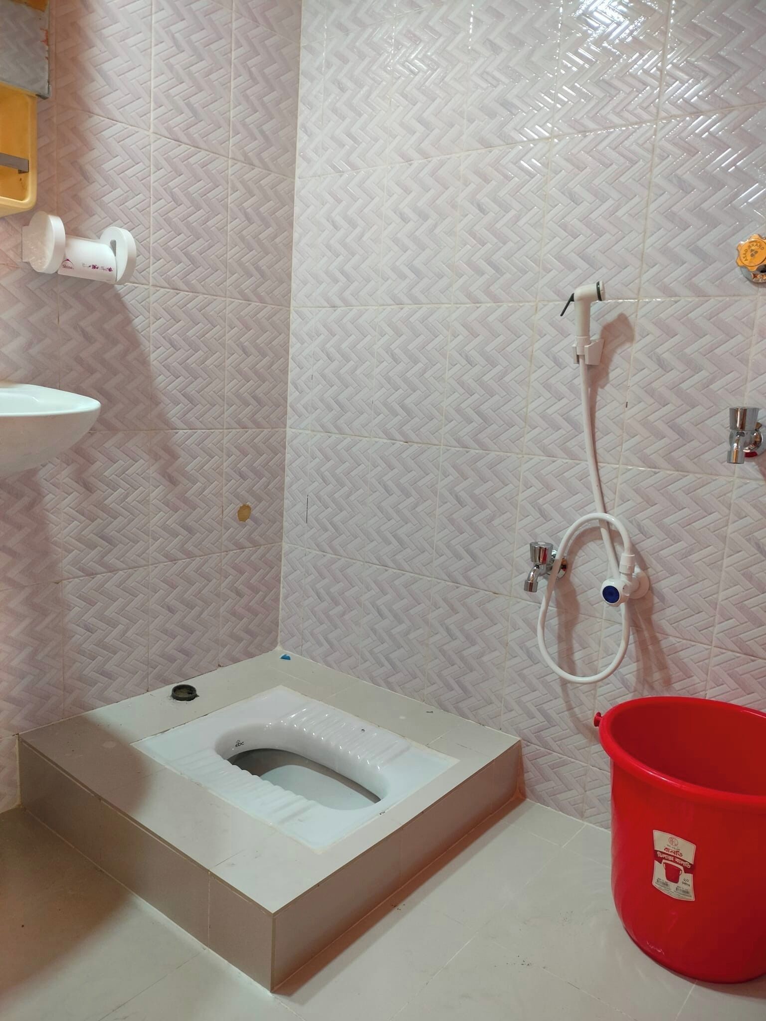 Quarto Duplo Deluxe | Casa de banho | Uma banheira, artigos de higiene pessoal grátis, toalhas fornecidas 