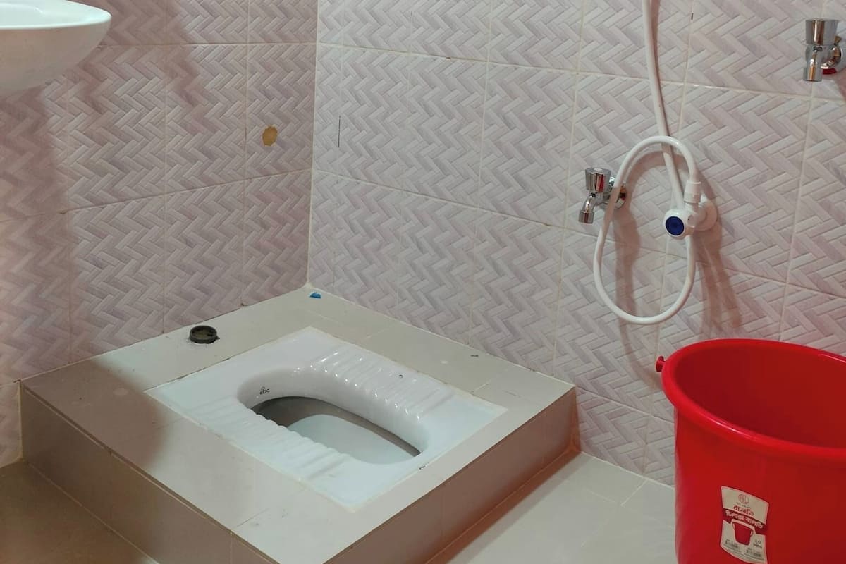 Quarto Duplo Deluxe | Casa de banho | Uma banheira, artigos de higiene pessoal grátis, toalhas fornecidas