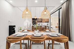 Vila, 3 quartos, vista para a piscina | Sala de jantar