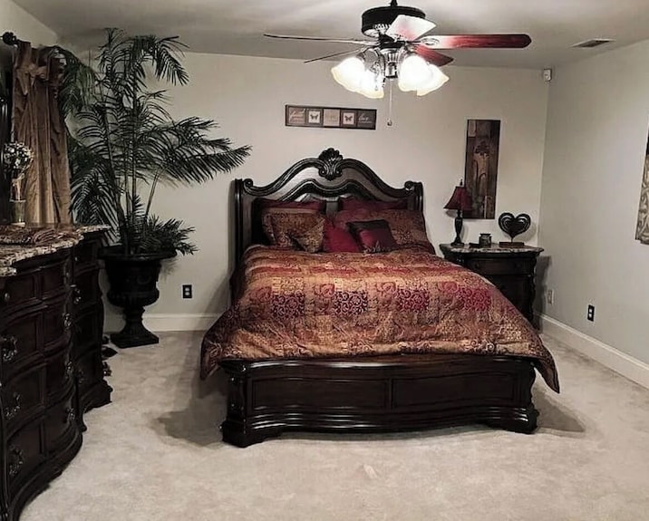 Private Retreat At 10+ Acre Romantic Spanish-style Villa. Pet-friendly. - Jacksonville