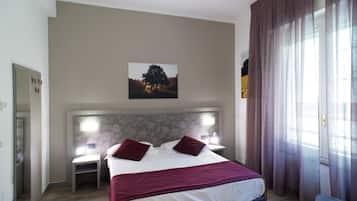 Quarto Clássico com Cama de Casal, Vista para a cidade | Secretária, secretária adequada para computadores portáteis