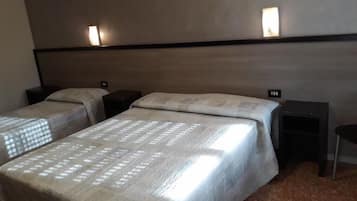 Quarto Triplo Clássico, varanda, Vista para a cidade | Secretária, secretária adequada para computadores portáteis