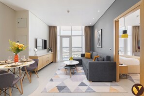 Apartamento superluxo, sacada, vista para a cidade | Área de estar | Smart TV 65 polegadas com canais a cabo