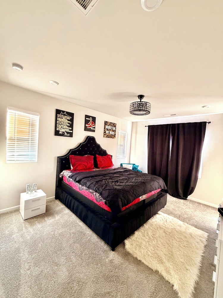 Modern 3 bedroom 3 Bath town house with workstation- Close to Uptown ...