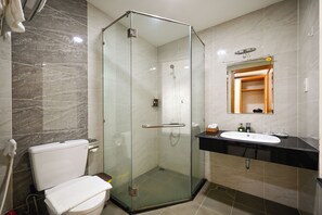 Quarto Duplo ou Twin Deluxe | Casa de banho | Um secador de cabelo, chinelos, toalhas fornecidas, sabão 