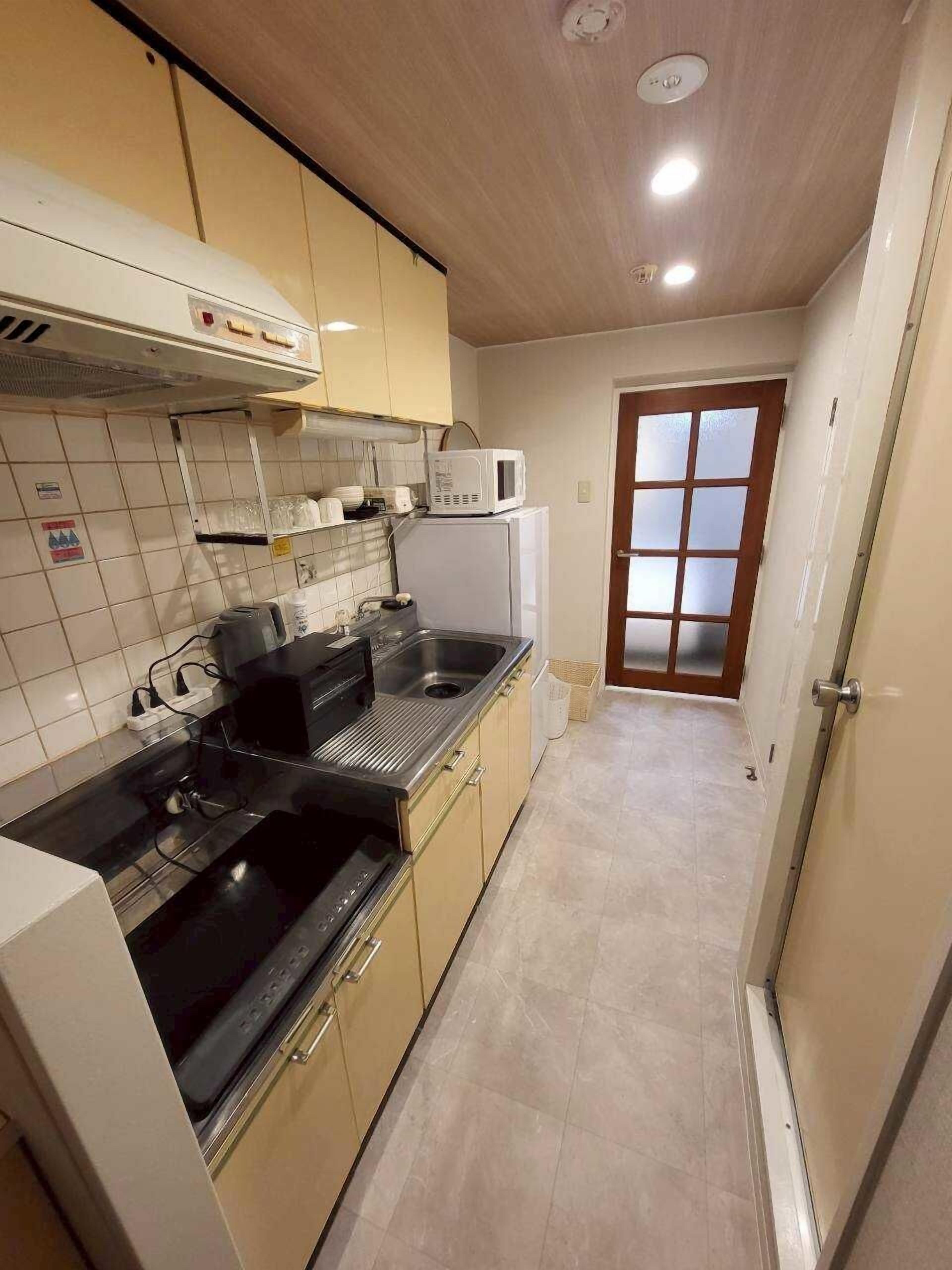 Apartamento | Cozinha privada | Geladeira grande, micro-ondas, fogão, cooktop