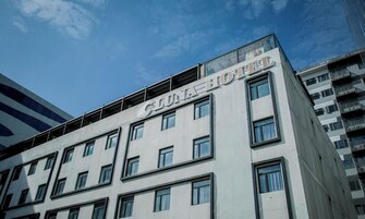 Edifício de hotel com uma placa na fachada que diz 'LUNA HOTEL'.