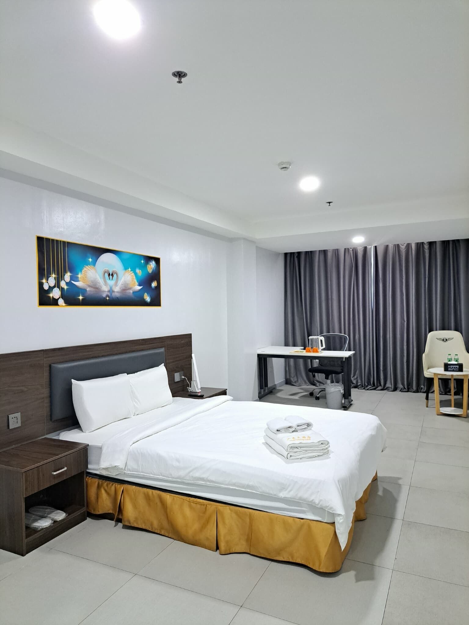 Quarto solteiro executivo | Escrivaninha, espaço de trabalho para notebook, Wi-Fi de cortesia