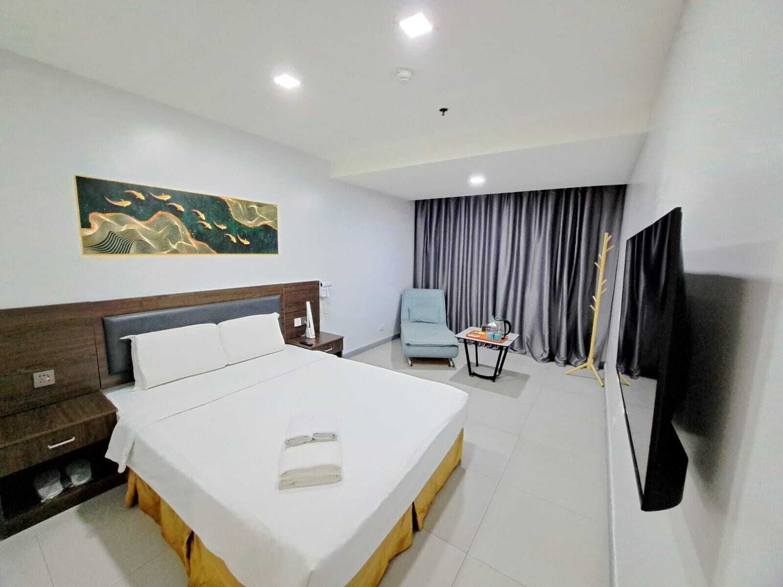 Quarto solteiro luxo | Escrivaninha, espaço de trabalho para notebook, Wi-Fi de cortesia