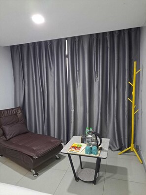 Quarto solteiro luxo | Escrivaninha, espaço de trabalho para notebook, Wi-Fi de cortesia