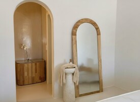 Roupa hipoalergénica, cofre no quarto, secretária 