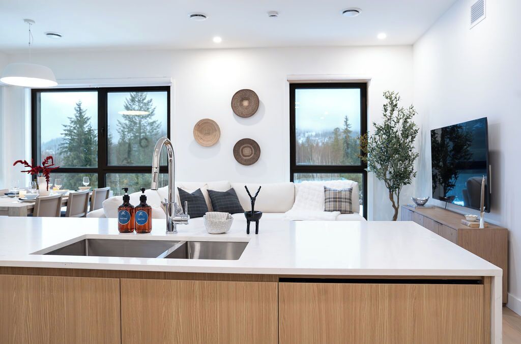 Luxury 3-bedroom Penthouse In Revelstoke With Stunning Mountain Views - Revelstoke