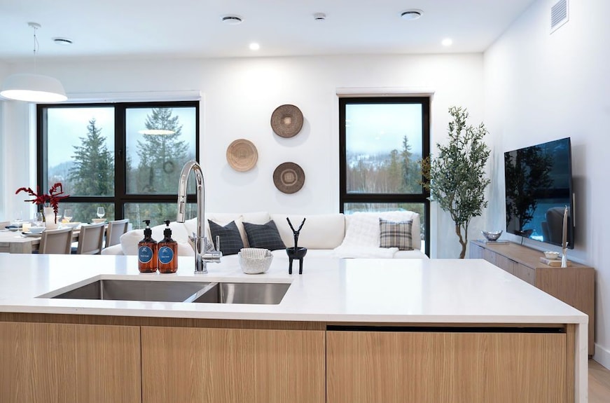 Luxury 3-bedroom Penthouse In Revelstoke With Stunning Mountain Views - Revelstoke