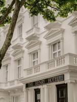 Um edifício com uma placa que diz 'The Henry Hotel'.
