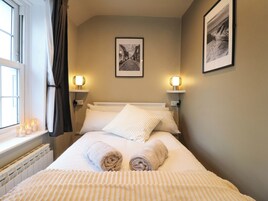 2 quartos, individualmente decorados, individualmente mobiliados