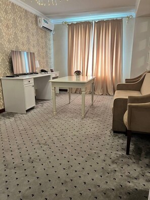 Suite Familiar, vista para o pátio | Secretária, secretária adequada para computadores portáteis 