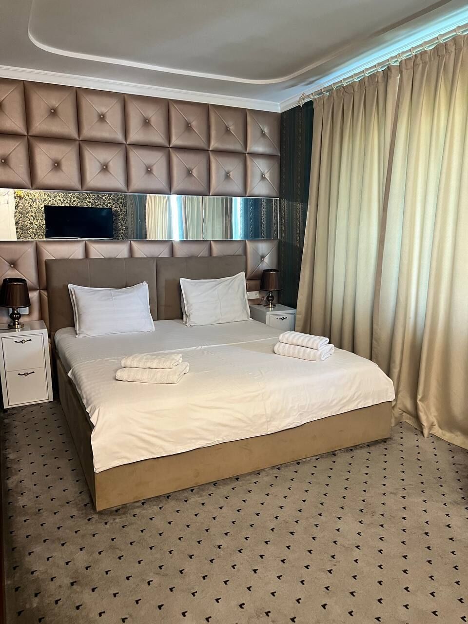 Quarto Duplo, Vista para a cidade | Secretária, secretária adequada para computadores portáteis 