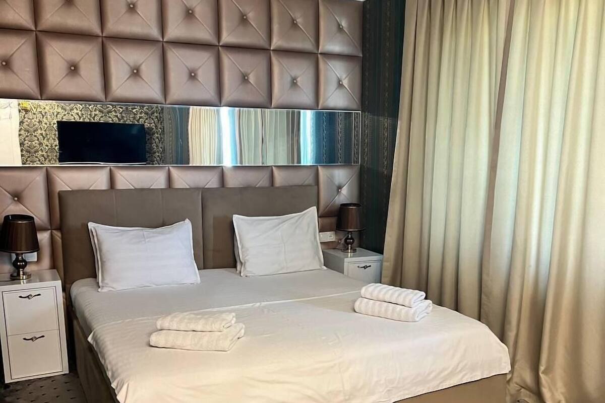 Quarto Duplo, Vista para a cidade | Secretária, secretária adequada para computadores portáteis