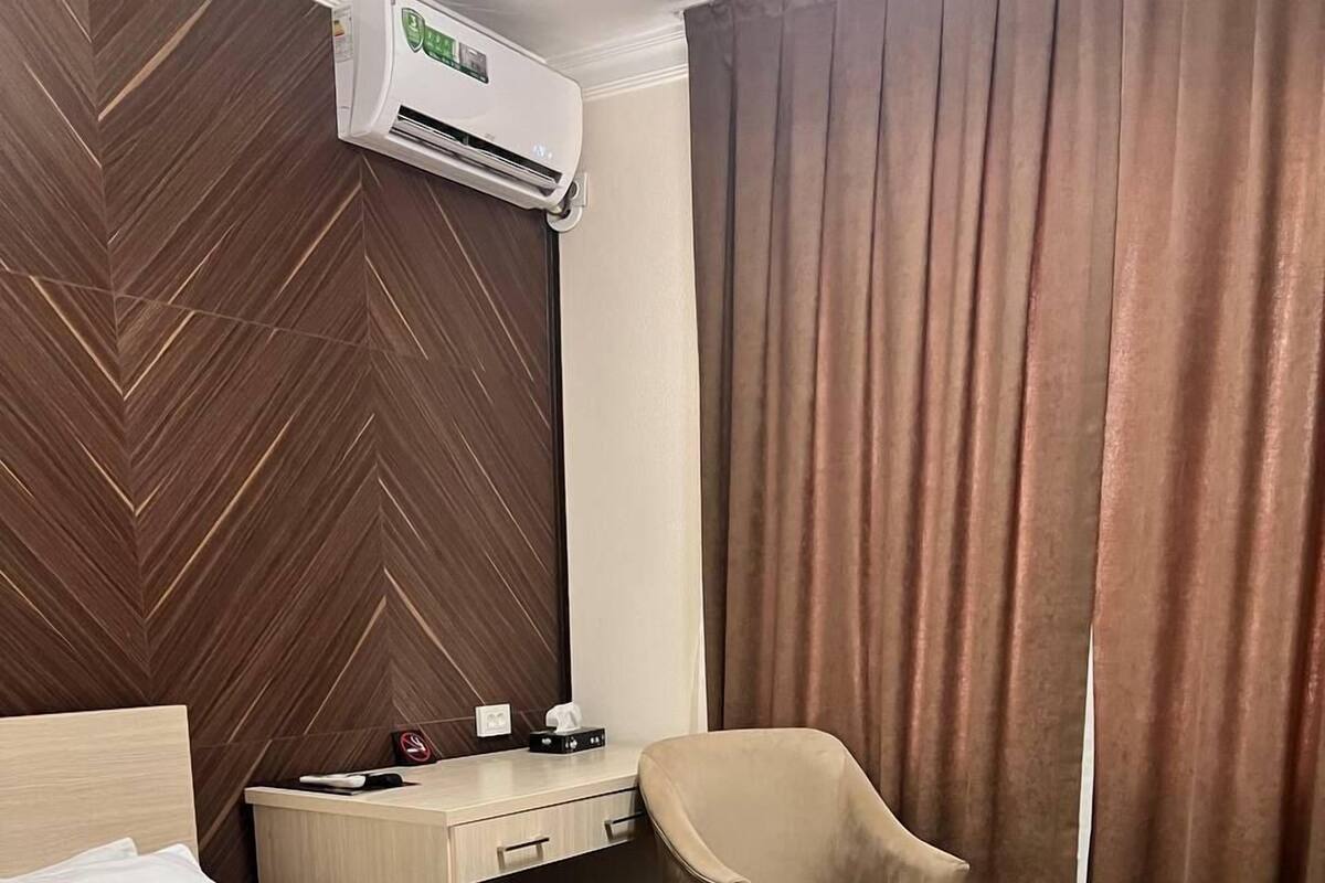 Quarto Individual Deluxe | Secretária, secretária adequada para computadores portáteis