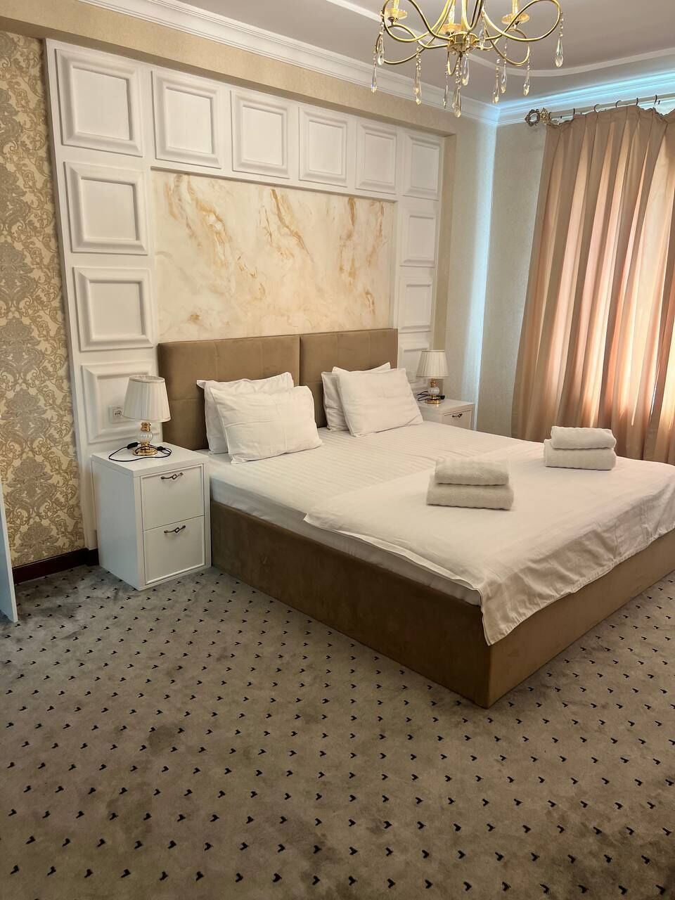 Suite Familiar, vista para o pátio | Secretária, secretária adequada para computadores portáteis 