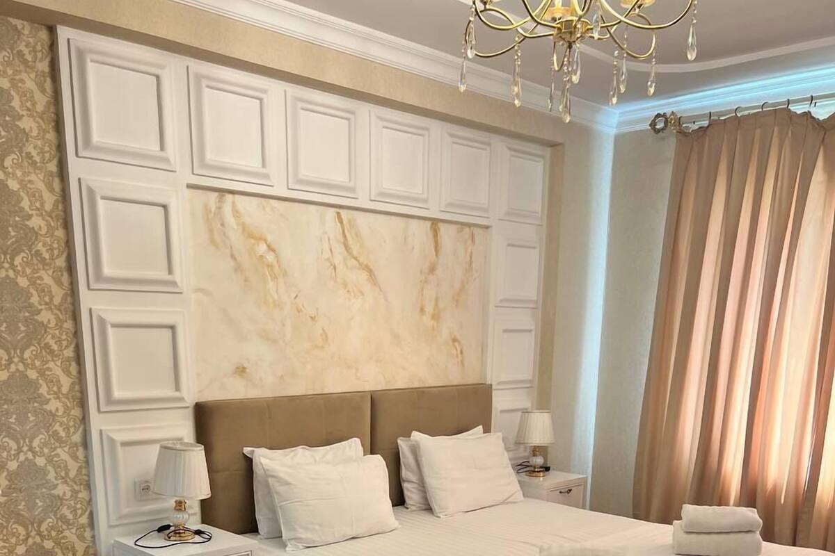 Suite Familiar, vista para o pátio | Secretária, secretária adequada para computadores portáteis