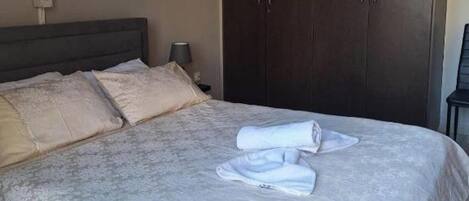 2 quartos, ferros/tábuas de passar roupa, Wi-Fi de cortesia