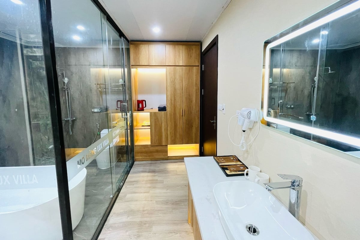 Quarto casal luxo, vista para a montanha | Lençóis italianos Frette, roupas de cama premium