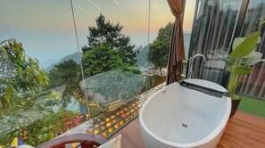 Quarto casal júnior, sacada | Lençóis italianos Frette, roupas de cama premium