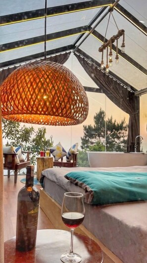 Quarto casal júnior, sacada | Lençóis italianos Frette, roupas de cama premium