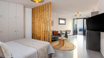 Apartamento júnior, varanda, vista para o mar | Cofres nos quartos, cortinas blackout, quartos à prova de som