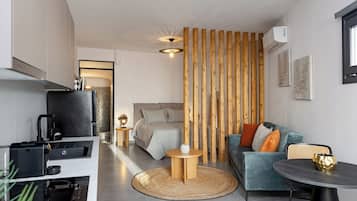 Apartamento júnior, varanda, vista para o mar | Área de estar