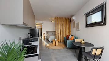 Apartamento júnior, varanda, vista para o mar | Área de estar