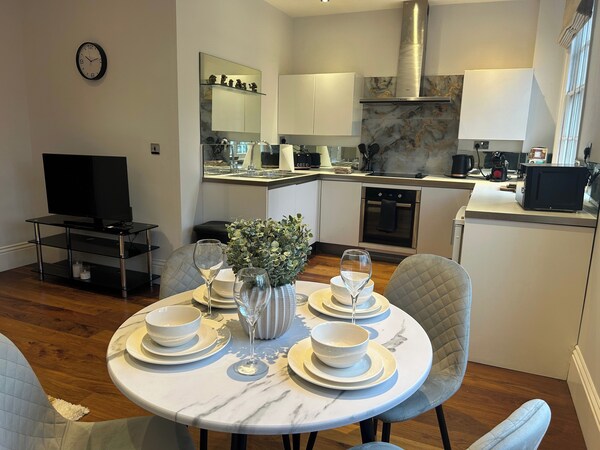 Tavistock House-parking-sleeps 7-central - Bedford