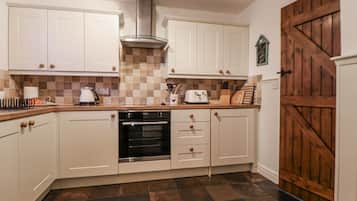 Casa de Campo | Cozinha privada | Uma máquina de lavar louça, utensílios de cozinha