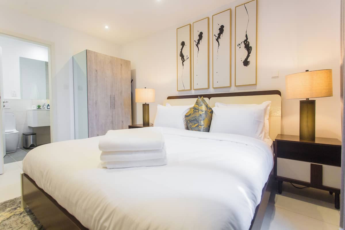 Apartamento superluxo, 2 quartos, sacada | Cortinas blackout, quartos à prova de som, ferros/tábuas de passar roupa